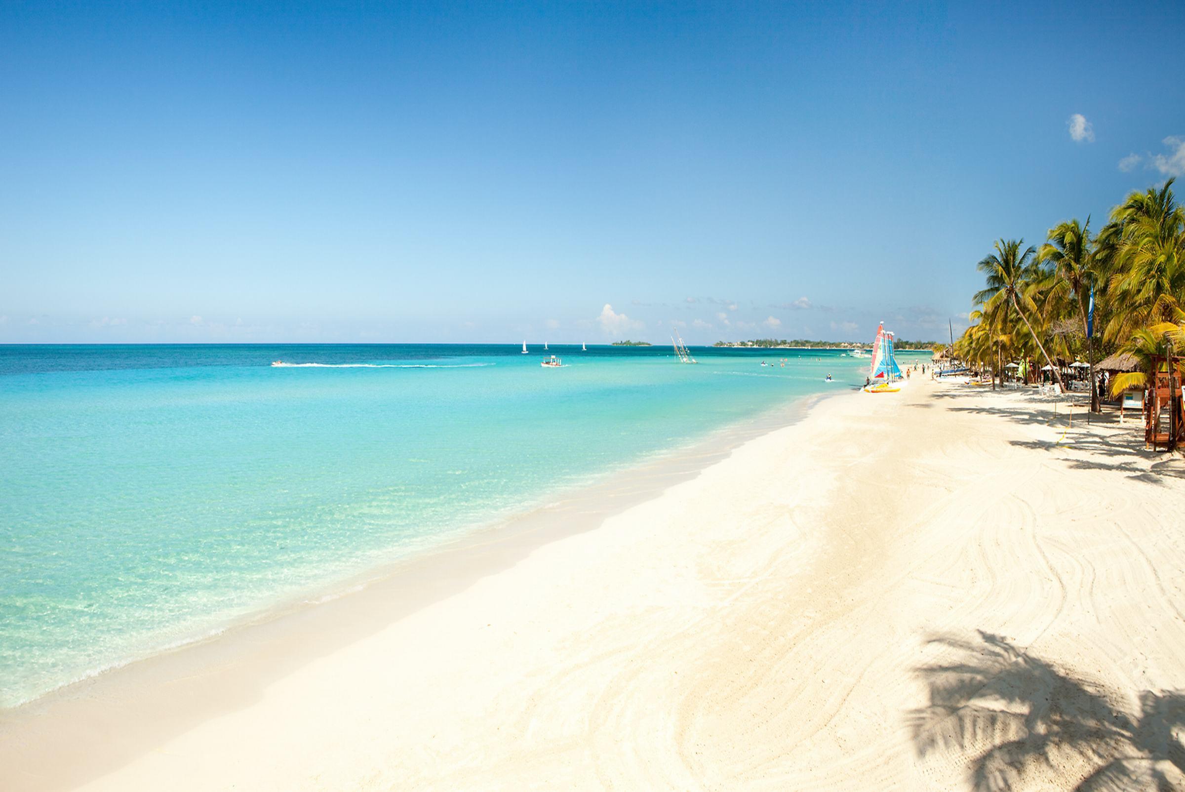 COUPLES SWEPT AWAY NEGRIL | TRADITIONAL ACCOMMODATION AND OCEAN VIEW